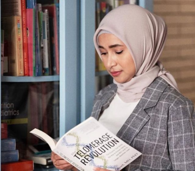 5 Potret dr Arti Indira, Istri Tompi yang Jarang Tersorot Media ...