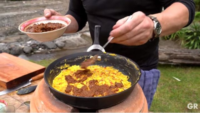 Gordon Ramsay Masak Omelette Rendang di Bukittinggi, Netizen: Mana ...