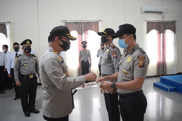 11 Anggota Polres Sekadau Naik Pangkat dan 2 Personel Diberikan Penghargaan | kumparan.com