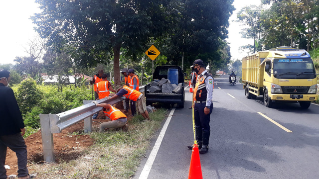 Dishub Kuningan, Jabar, Pasang Guardrail di Jalur 'Tengkorak ...