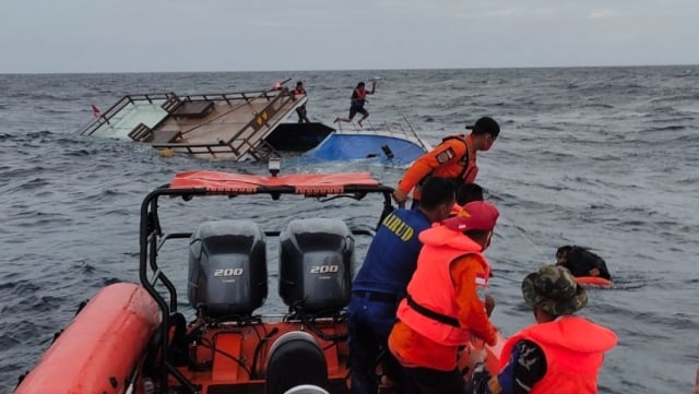 Foto Tim Sar Berhasil Evakuasi Penumpang Kapal Yang Tenggelam Di Buton