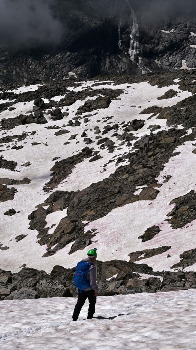Foto: Penampakan Es Merah Muda di Pegunungan Alpen Italia | kumparan.com