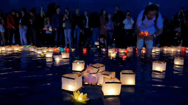 Foto: Melihat Festival Lampion Air di Belarusia | kumparan.com