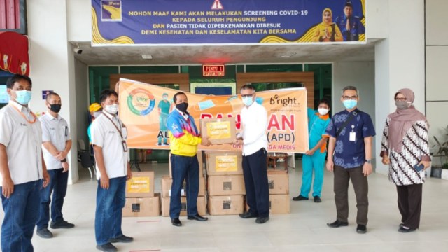 Bright PLN Batam Salurkan CSR ke RS Rujukan COVID-19 | kumparan.com