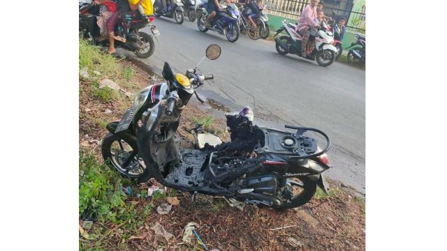 Viral, Sepeda Motor Hangus Terbakar Diduga Simpan Ponsel di Dalam ... Viral, Sepeda Motor Hangus Terbakar Diduga Simpan Ponsel di Dalam ...