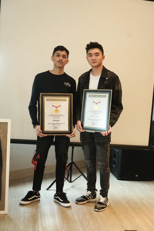 Kolaborasi Rucas dan Youtuber Bimo PD Raih Rekor MURI Penjualan Jeans ...