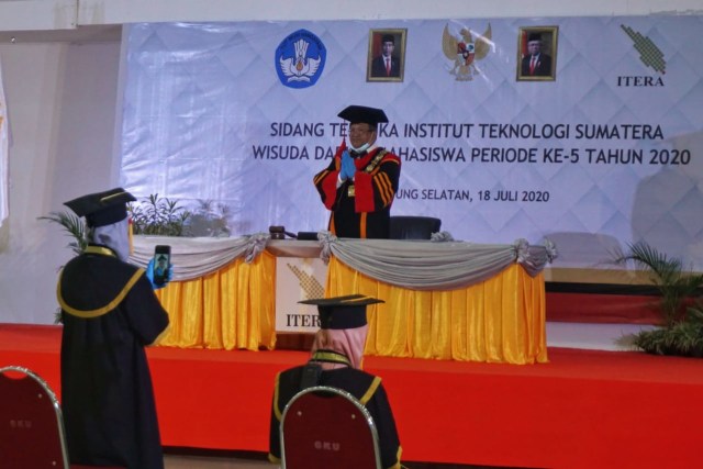 Kukuhkan Wisudawan Secara Daring, Rektor: Lulusan Itera Harus Bangun ...