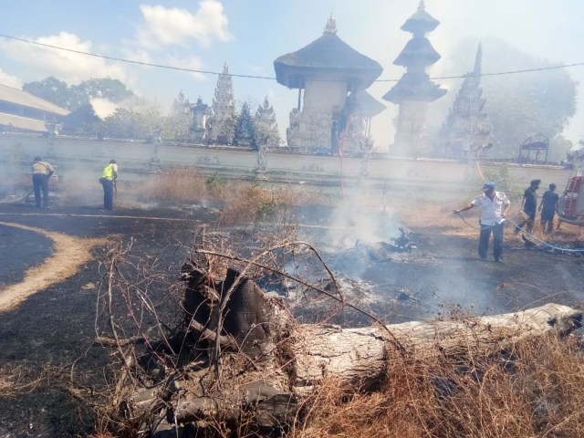 Siang Bolong, Sebuah Pura di Nusa Penida, Bali, Terbakar Habis ...