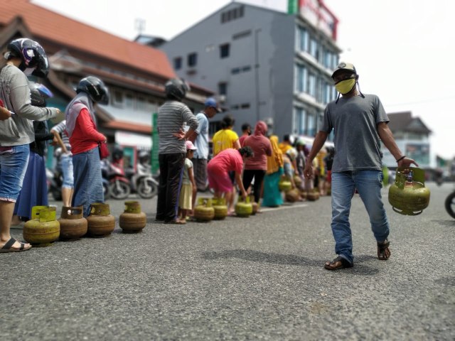 Foto: Antrean Warga Singkawang saat Membeli Gas LPG 3 Kg | kumparan.com