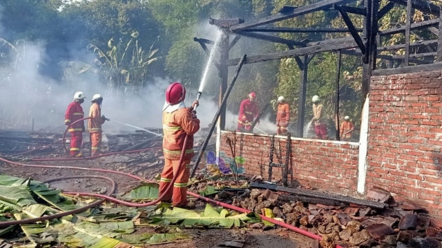 Kebakaran di Bojonegoro, 1 Orang Luka-Luka, Kerugian Capai Rp 150 Juta | kumparan.com