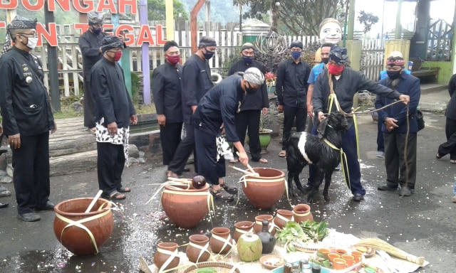 Wulan Suro nang Guci Taun Kiyé Laka Acara Kirabe | kumparan.com