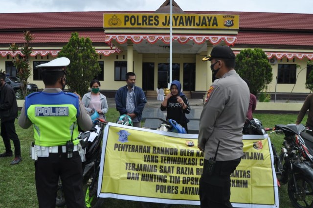 Polres Jayawijaya Kembalikan 6 Motor Curian ke Pemiliknya | kumparan.com