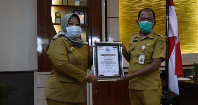Bupati Kobar Menerima Penghargaan Top Pembina BUMN dari Majalah Top ... Bupati Kobar Menerima Penghargaan Top Pembina BUMN dari Majalah Top ...