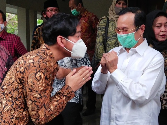 Dikunjungi Gibran di Rumahnya, Pesan Achmad Purnomo: Lanjutkan Masjid ... Dikunjungi Gibran di Rumahnya, Pesan Achmad Purnomo: Lanjutkan Masjid ...