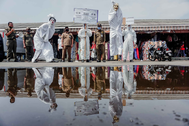 Foto: Sosialisasi Protokol COVID-19 dengan Kostum Pocong di Tangerang ...