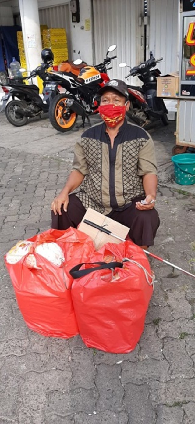 Belajar Nilai Kejujuran dari Pedagang Kerupuk Tunanetra | kumparan.com