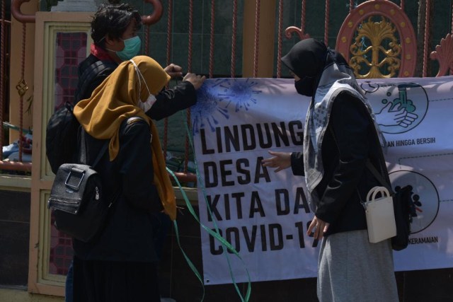 PMM 42 UMM memberikan benner edukasi dan tempat cuci tangan di Masjid ...