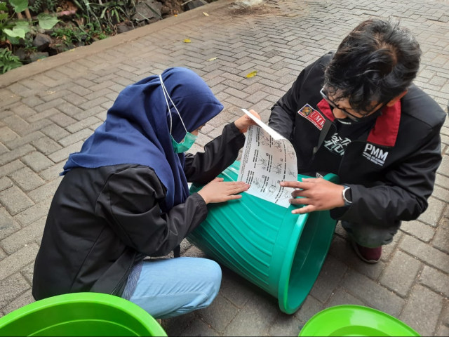 PMM 42 UMM memberikan benner edukasi dan tempat cuci tangan di Masjid ...