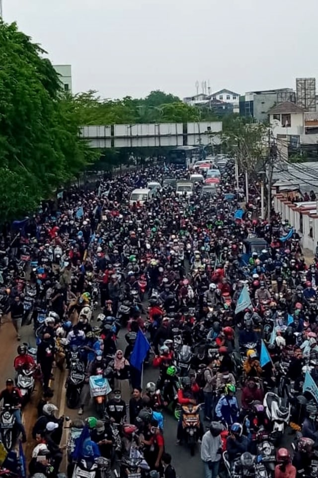 Massa Demo Tolak Omnibus Law Tak Bisa Mendekat ke Istana, Tertahan di Juanda | kumparan.com