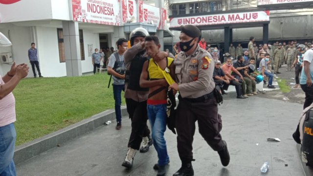 Demo Tolak Uu Cipta Kerja Di Ternate Belasan Mahasiswa Diamankan