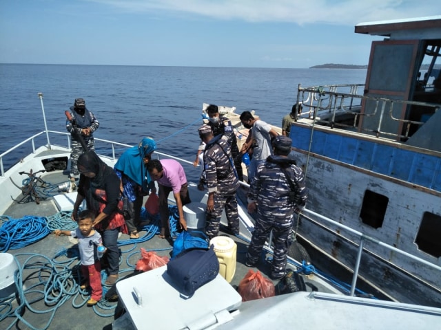 Kapal Mati Mesin di Perairan Teluk Maumere, 28 Orang Penumpang Dievakuasi | kumparan.com