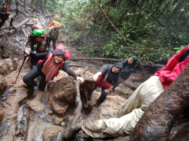 Kisah Emak-emak Daki Gunung Demi Kenang Anaknya yang Tewas di Puncak ... Kisah Emak-emak Daki Gunung Demi Kenang Anaknya yang Tewas di Puncak ...