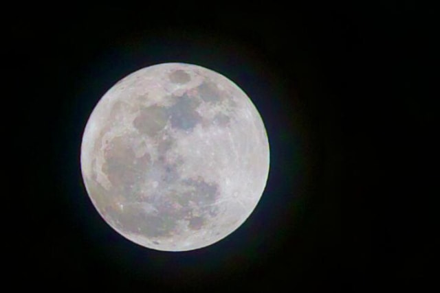 Potret Penampakan Fenomena Bulan Biru di Langit Aceh | kumparan.com