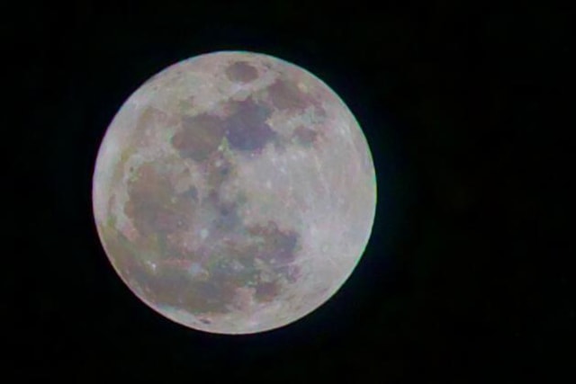 Potret Penampakan Fenomena Bulan Biru di Langit Aceh | kumparan.com