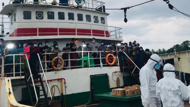 Polri Bantu Kemenlu Repatriasi 155 ABK dan 2 Jenazah WNI di Pelabuhan ...