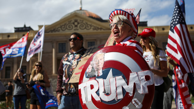 Foto: Bawa Simbol Agama dan Bendera AS, Pendukung Trump Protes ...