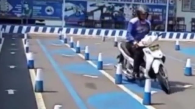 Praktik Ujian SIM Hanya Pakai Satu Tangan, Netizen: Ampun Bang Jago ... Praktik Ujian SIM Hanya Pakai Satu Tangan, Netizen: Ampun Bang Jago ...