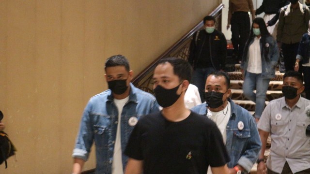 Debat Kedua: Akhyar Pakai Baju Daerah, Bobby Pakai Denim dan Ditemani ...