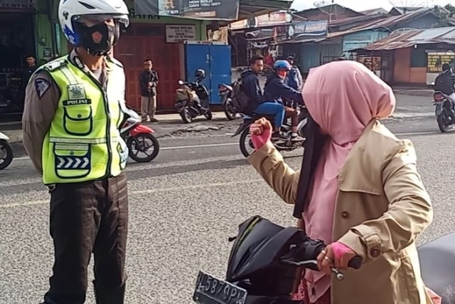 Viral Emak-emak di Aceh Marah Saat Ditegur Polisi, Begini Faktanya | kumparan.com