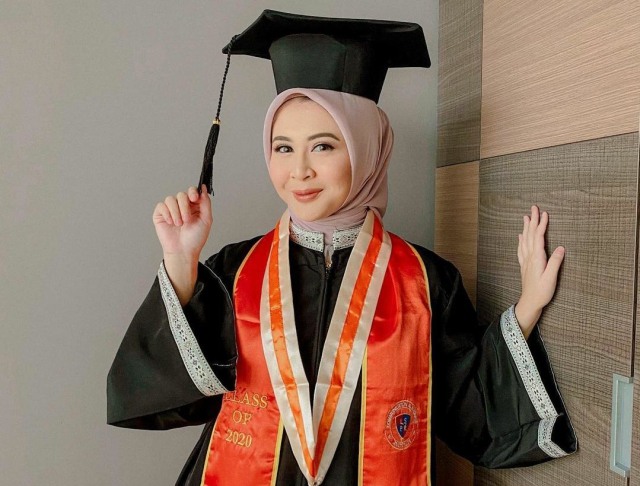 Resmi Jadi Sarjana, Kesha Ratuliu Unggah Foto Momen Wisuda Online ...
