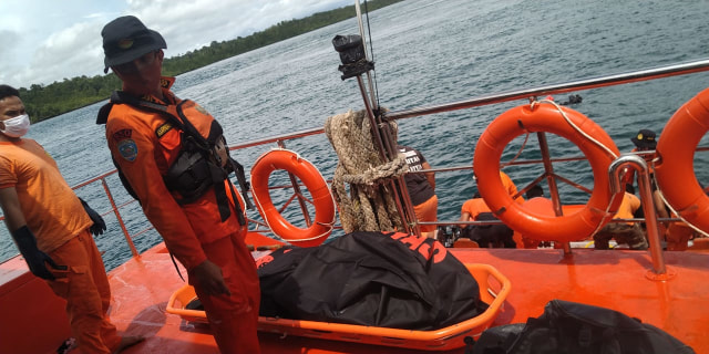 Ditemukan Tewas, ABK yang Lompat ke Laut Dibawa ke RS Sele Be Solu ...