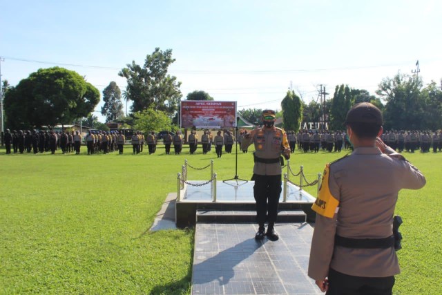 Kapolres Pimpin Apel Pergeseran Pasukan Pengamanan TPS di Halmahera Utara | kumparan.com