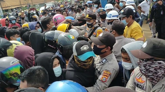 Tuntut Kejelasan Status Pekerja, Ratusan Karyawan PT VDNI Bentrok ... Tuntut Kejelasan Status Pekerja, Ratusan Karyawan PT VDNI Bentrok ...