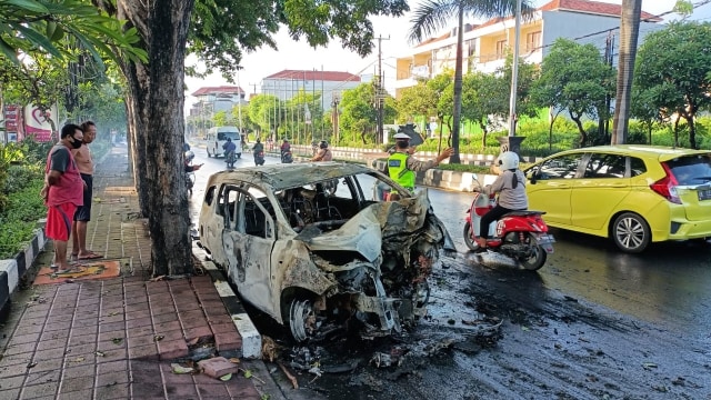 Mobil di Bali Hantam Pohon hingga Ringsek dan Hangus Terbakar ...