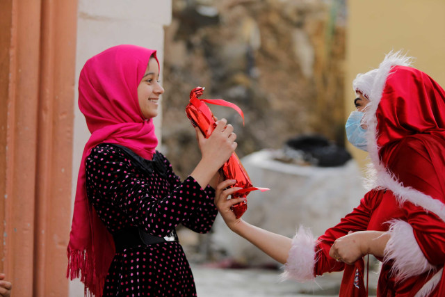 Foto: Wanita Irak Berpakaian Sinterklas Bagikan Hadiah pada Anak-anak ...