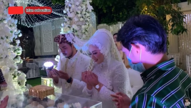 Menikah yang Ke-5 Kali, 5 Momen Pernikahan Elly Sugigi dan Irwan Aher ... Menikah yang Ke-5 Kali, 5 Momen Pernikahan Elly Sugigi dan Irwan Aher ...
