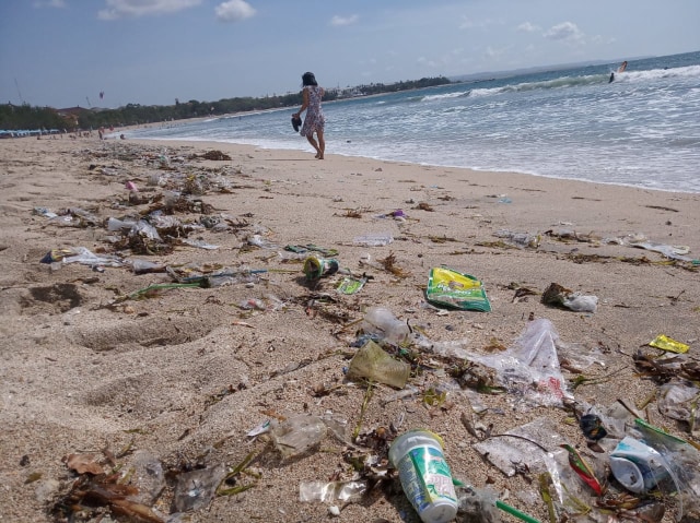 Jelang Akhir Tahun, Sampah Kiriman Kotori Pantai Kuta | kumparan.com
