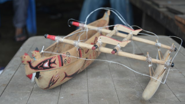 Perahu Bermotif Kearifan Lokal dari Suku Sobey Sarmi Papua | kumparan.com