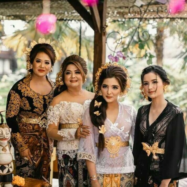 5 Potret Hangat Pertemuan Dua Keluarga, Azriel dan Sarah Menzel ...