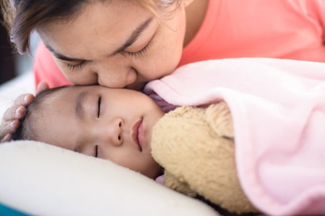 Mengenal 5 Metode Melatih Bayi Agar Bisa Tidur Sendiri | kumparan.com