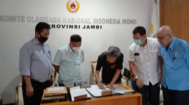 Sertijab Ketua KONI Jambi, dari Indra Armendaris ke Budi Setiawan ... Sertijab Ketua KONI Jambi, dari Indra Armendaris ke Budi Setiawan ...