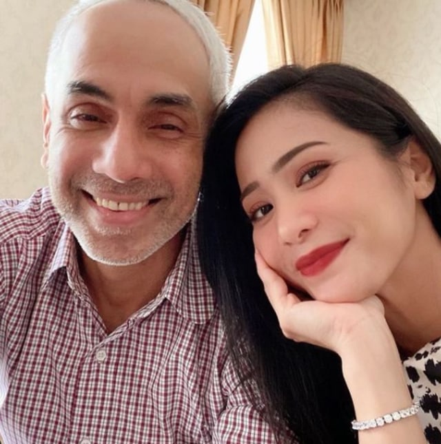 Beda 18 Tahun, 5 Potret Mesra Bunga Zainal dan Suaminya, Sukhdev Singh ...