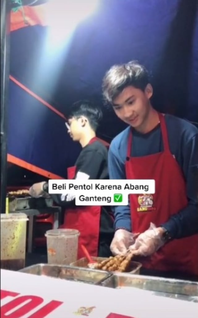 Viral Penjual Pentol Tusuk Parasnya Bikin Salfok, Disebut Mirip Devano ...