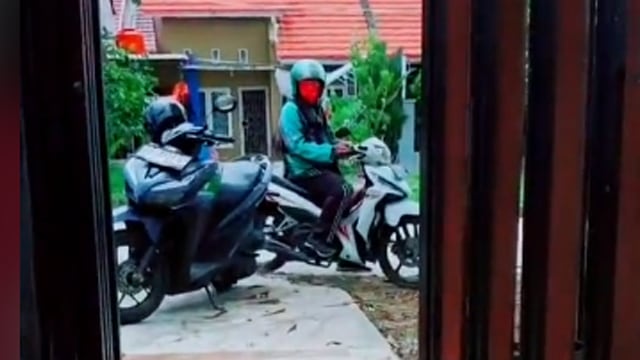 Perempuan Ini Kaget, Didatangi 10 Driver Ojol ke Rumahnya | kumparan.com Perempuan Ini Kaget, Didatangi 10 Driver Ojol ke Rumahnya | kumparan.com