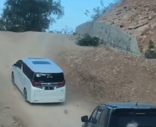 Aksi Alphard Libas Medan Off-road, Netizen: Sekalian Saja Pakai Ban M/T ...