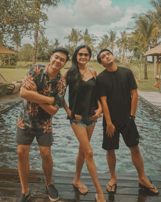 Awet Muda, 5 Potret Kedekatan Donna Harun dengan Anaknya, Ricky Harun ...